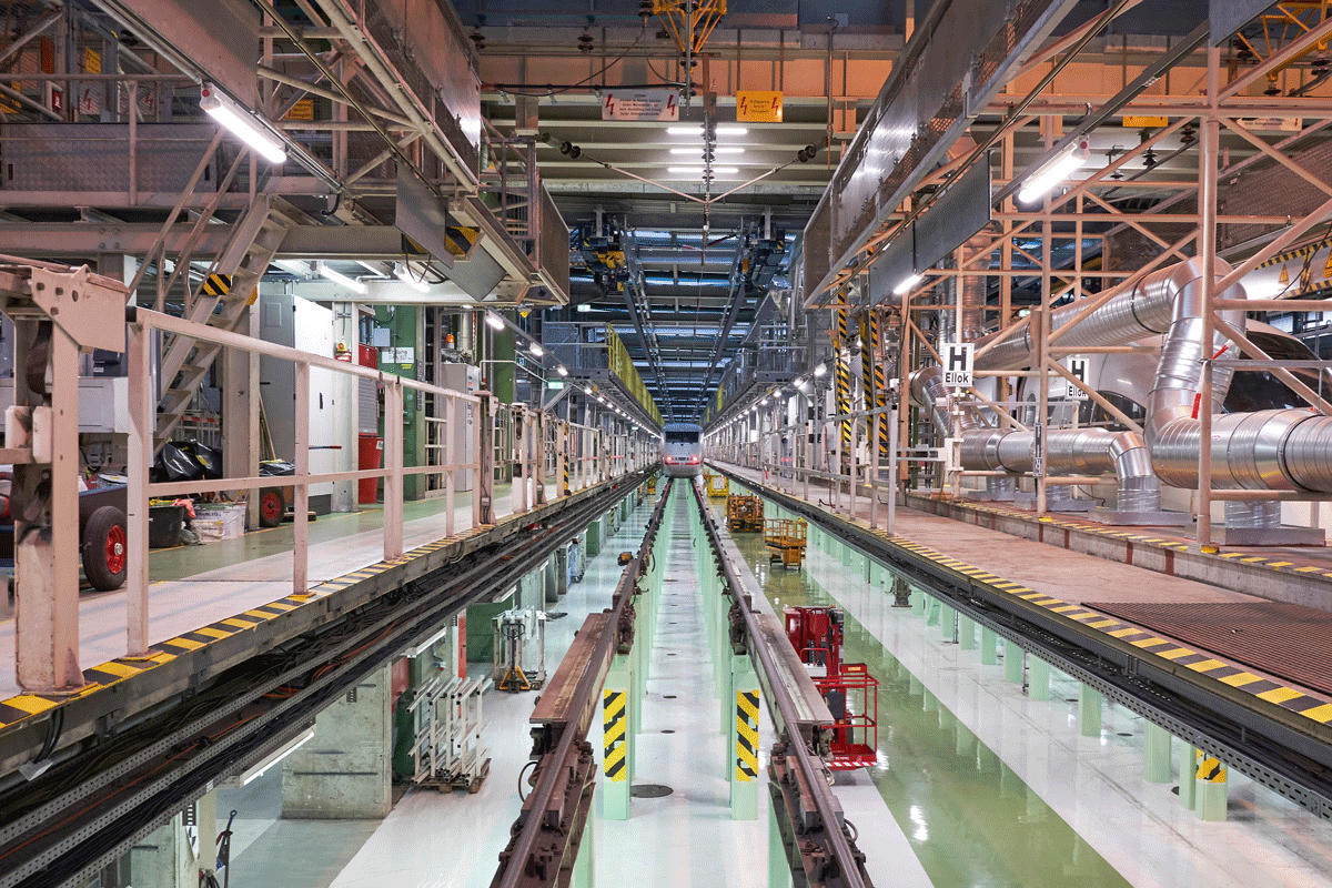 NORKA EIDELSTEDT DB LED hall lighting in a train maintenance facility ...